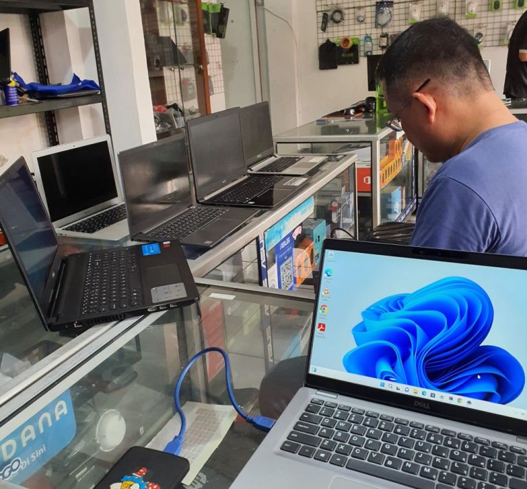 Ganti LCD Laptop : Jenis, Biaya dan Tips Perbaikan (Update Harga 2024)